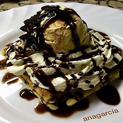 Helado de café capuchino sobre gofre - Elbullirdeagus